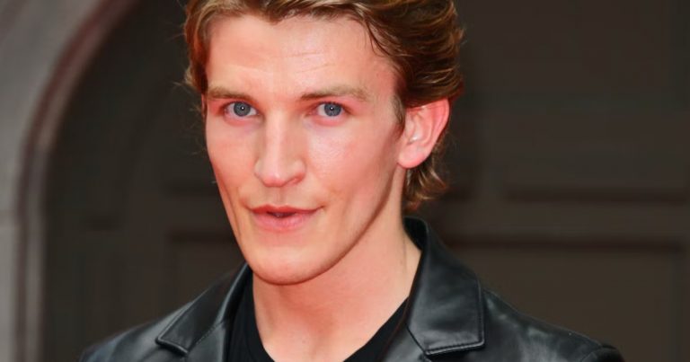 Ewan Mitchell Age - Médias Célèbres